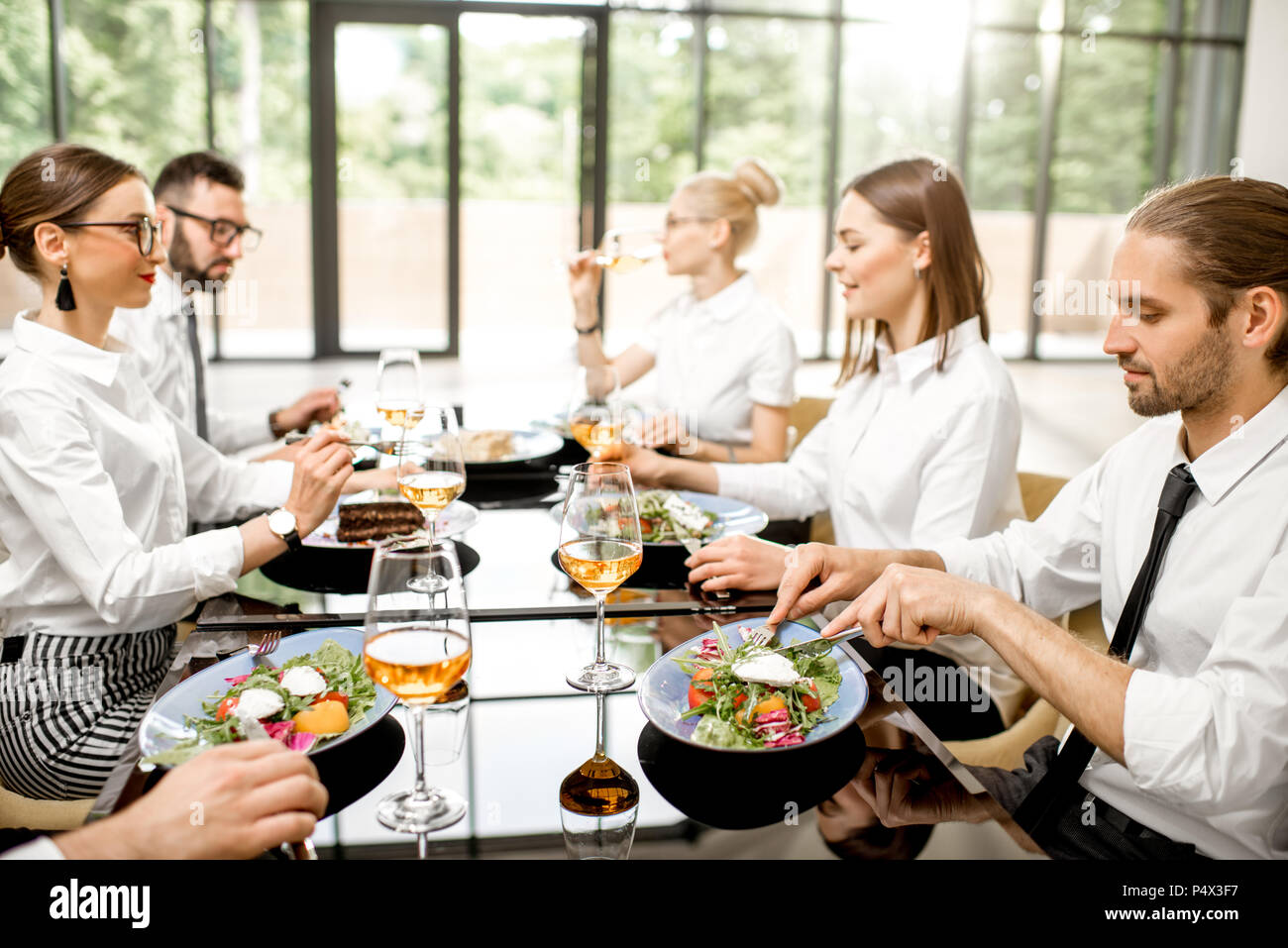 Business people during a lunch at the restaurant Stock Photo - Alamy