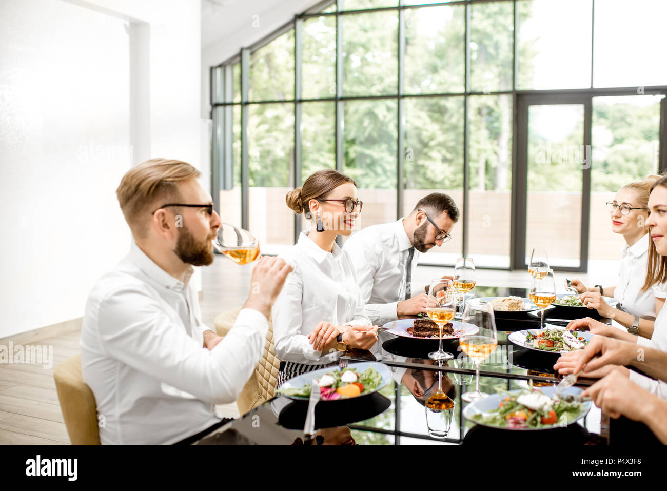 Business people during a lunch at the restaurant Stock Photo - Alamy