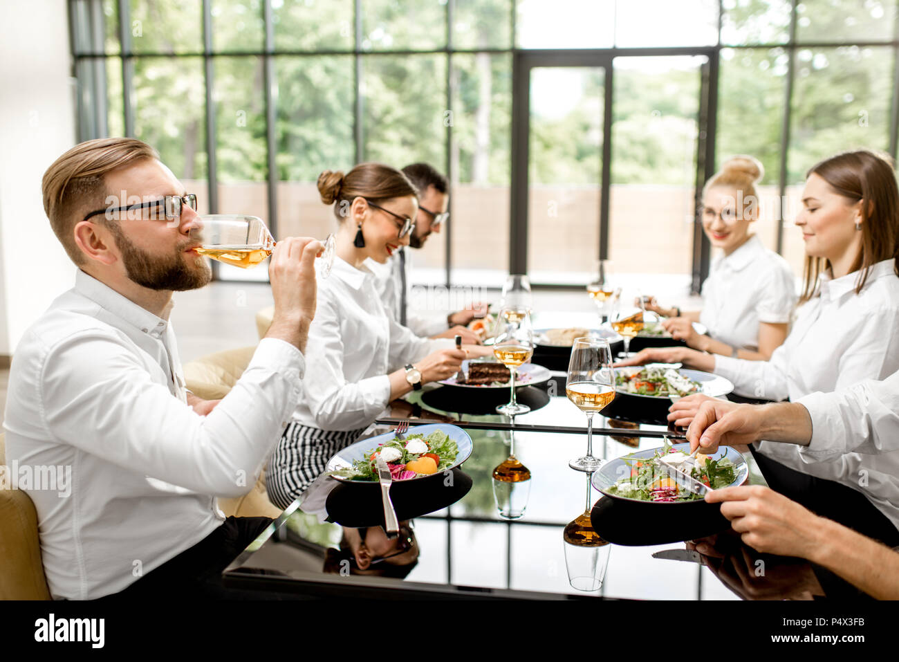 Business people during a lunch at the restaurant Stock Photo - Alamy