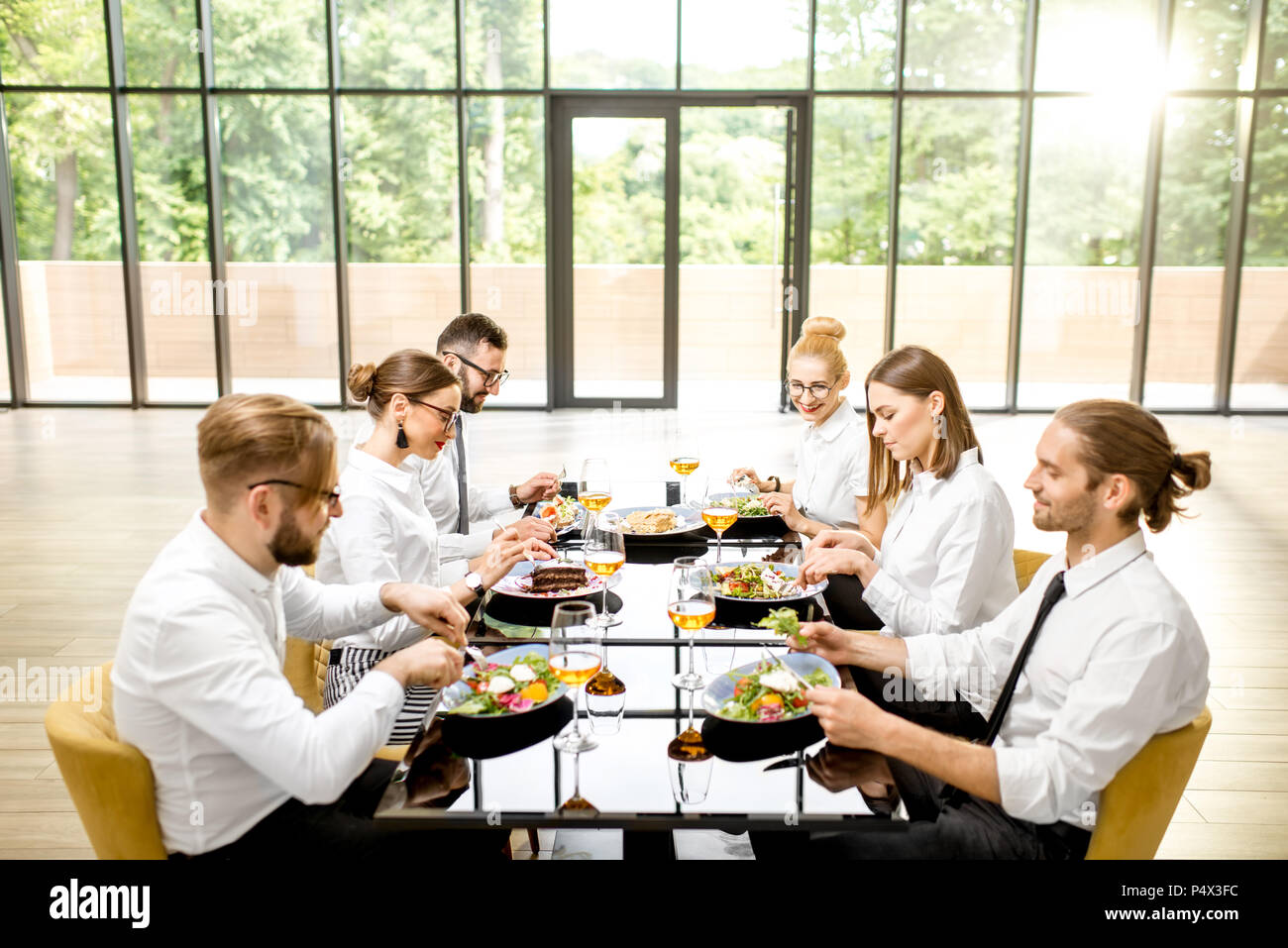 Business people during a lunch at the restaurant Stock Photo - Alamy