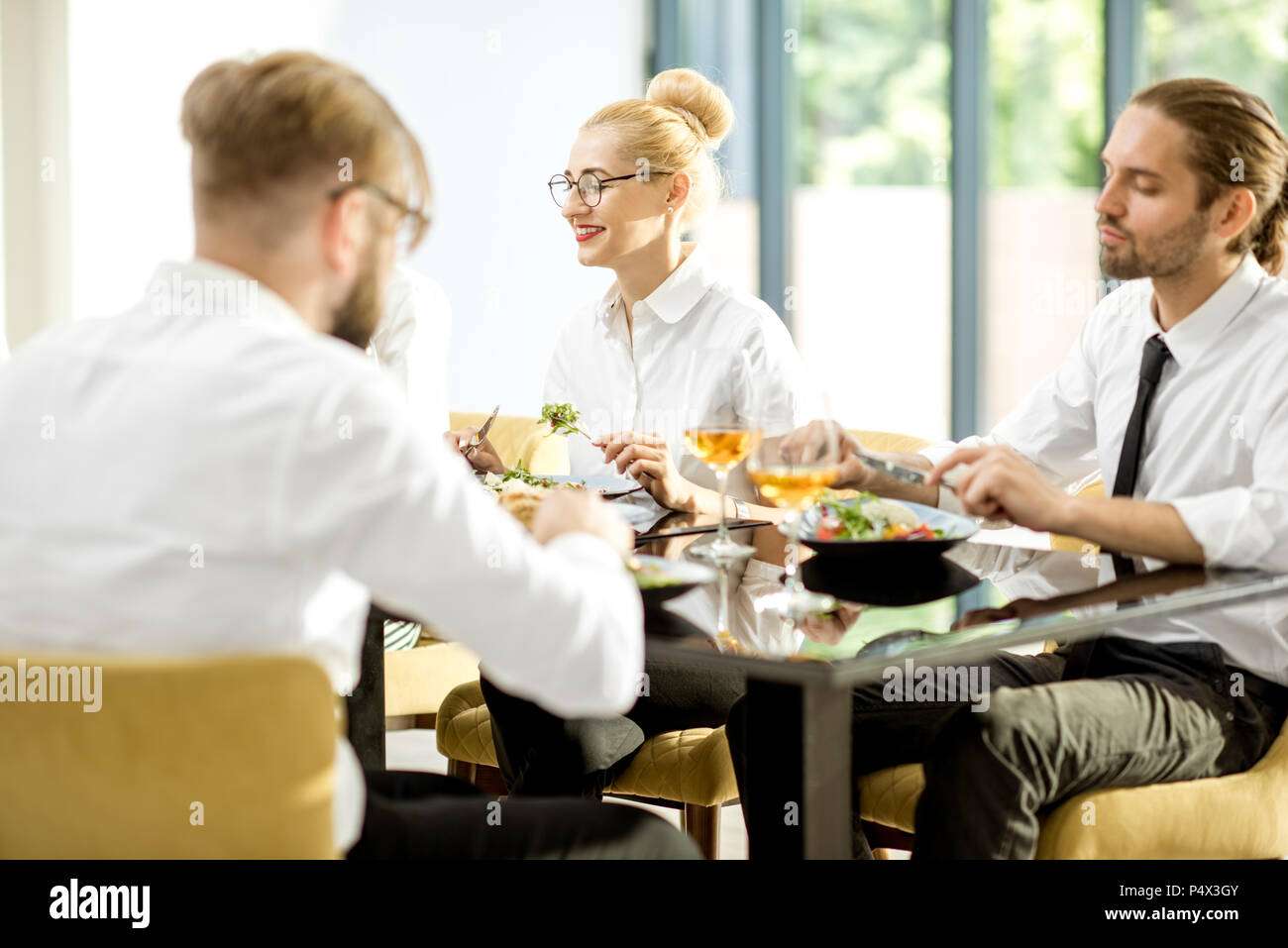 Business people during a lunch at the restaurant Stock Photo - Alamy