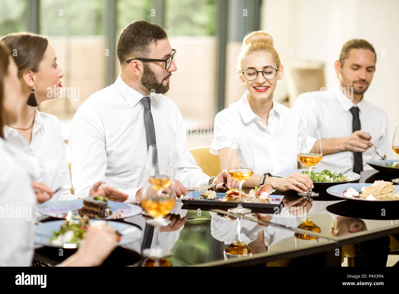 Business people during a lunch at the restaurant Stock Photo - Alamy