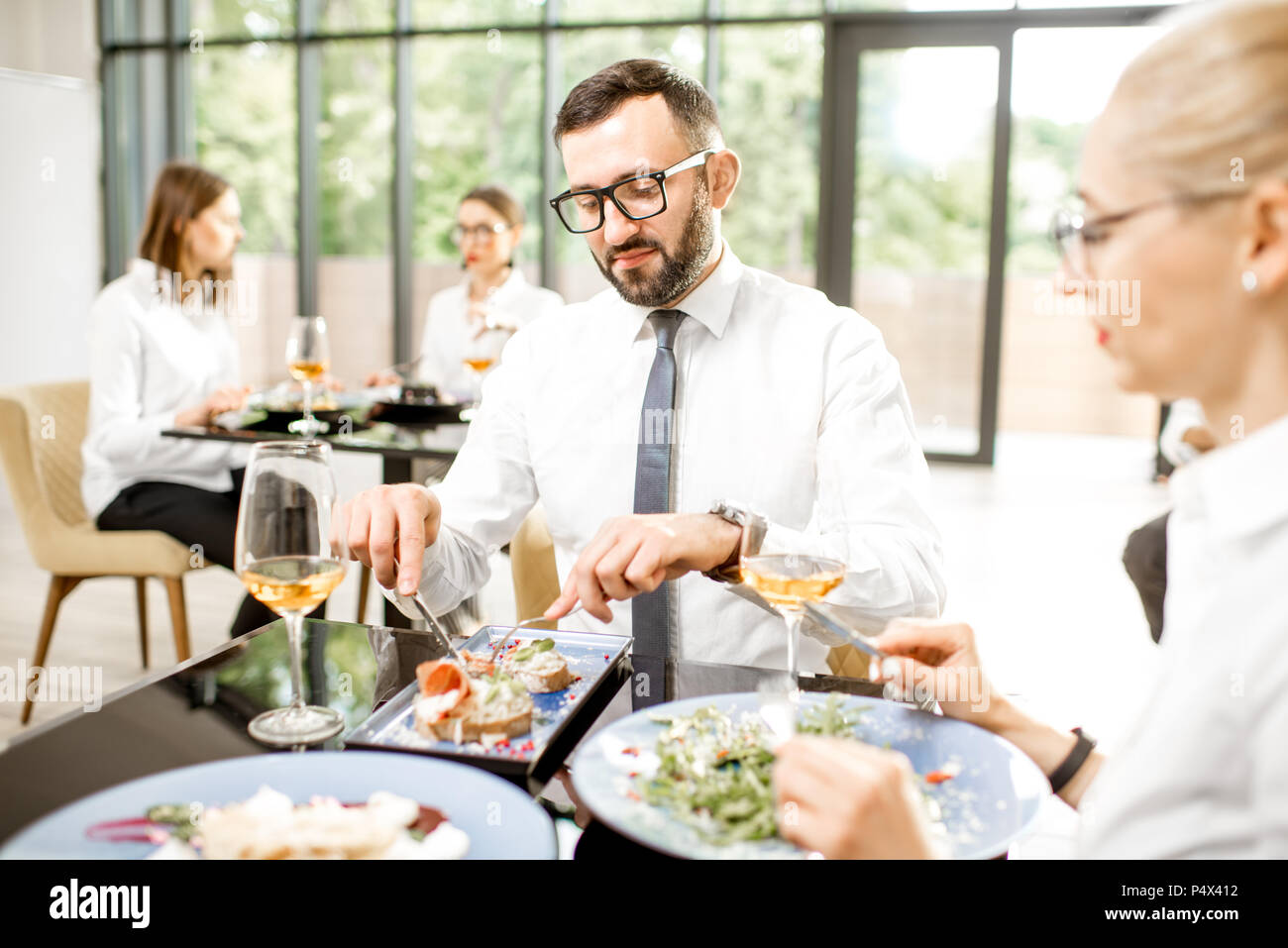 Business people during a lunch at the restaurant Stock Photo - Alamy