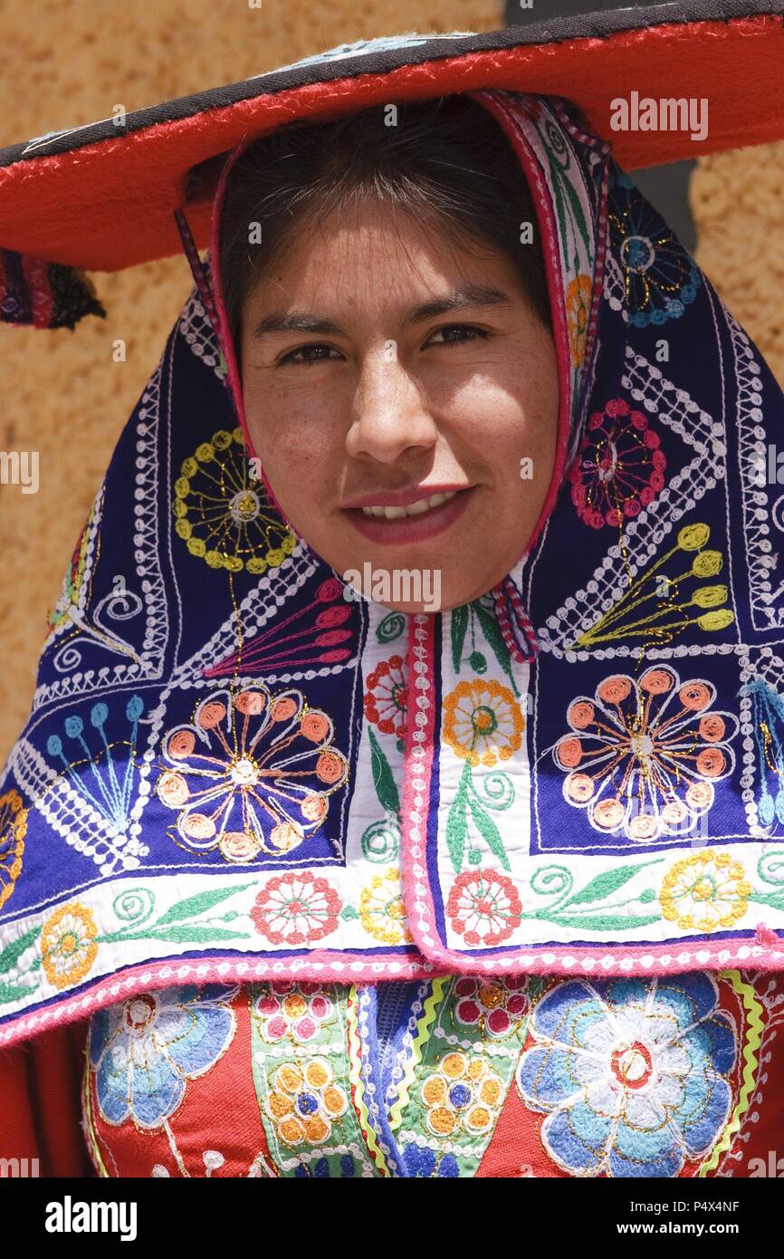 Cuzco regional costume hi-res stock photography and images - Alamy