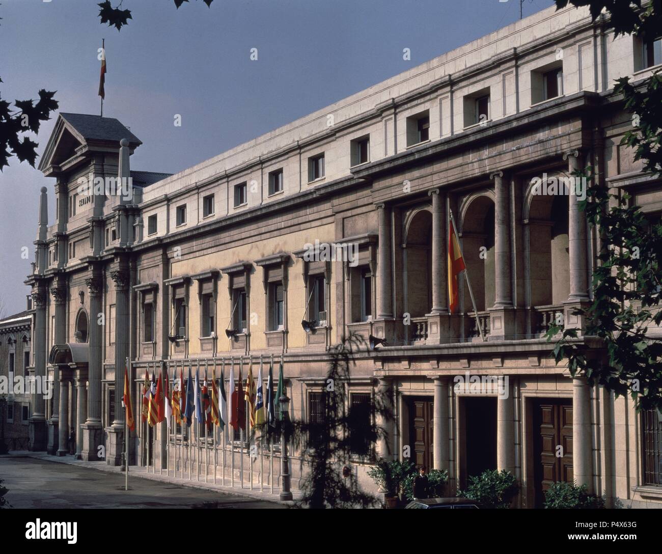 BANDERAS AUTONOMICAS EN LA FACHADA PRINCIPAL DEL SENADO EN LA PLAZA DE ...
