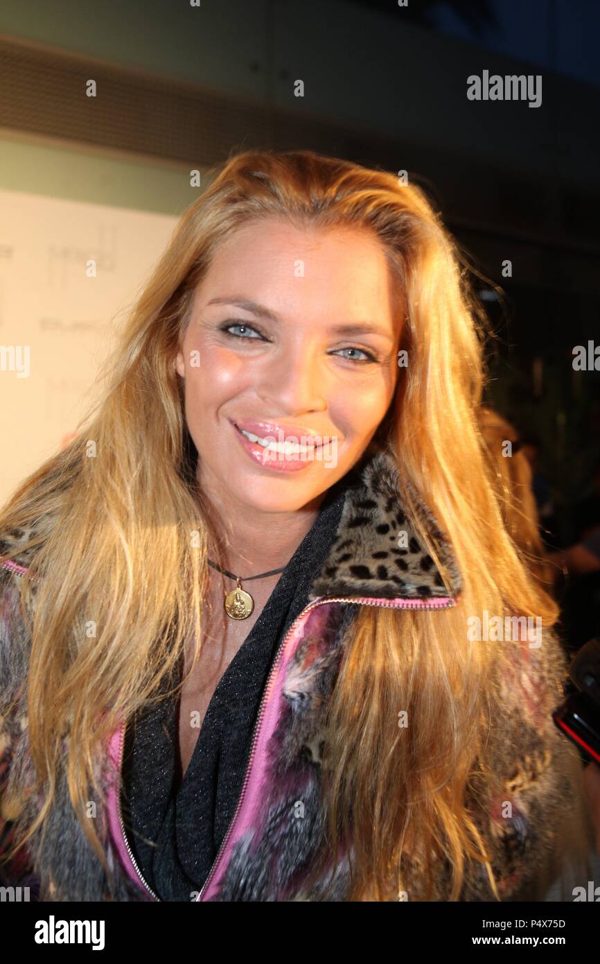 Classify Spanish model Esther Cañadas