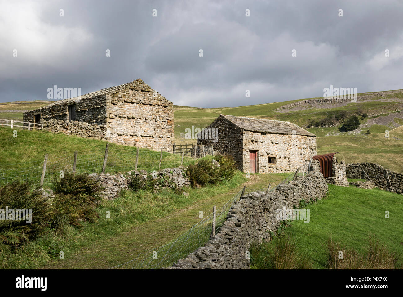 English barns hi-res stock photography and images - Alamy