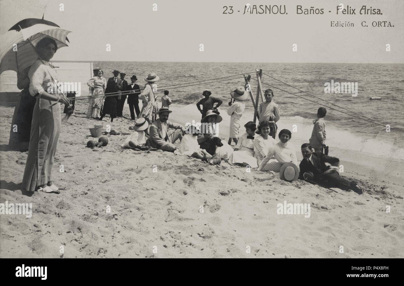 Tarjeta postal. Baños en la playa de Masnou. Año 1905 Stock Photo - Alamy