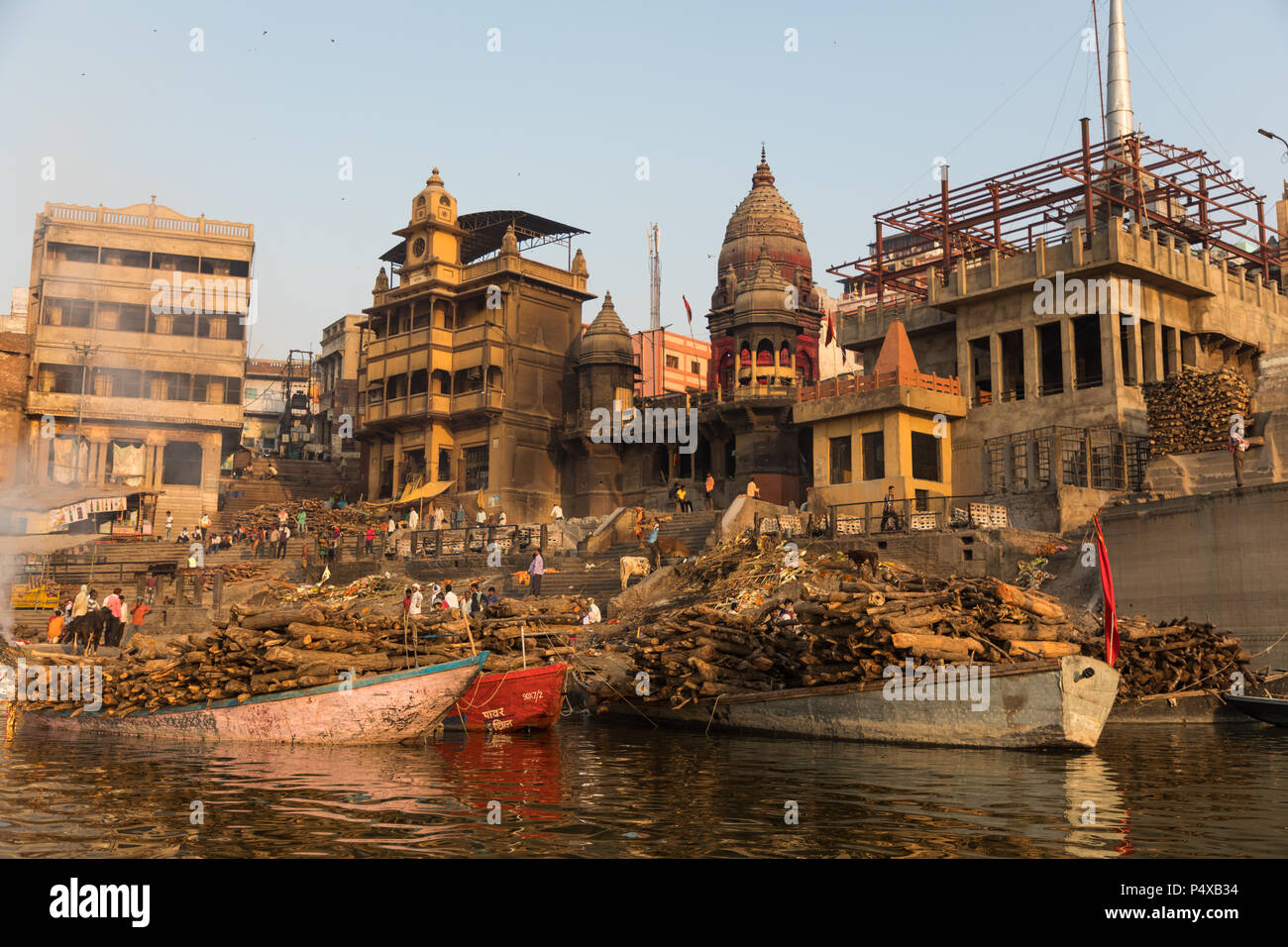 India ceremony fire varanasi ghats hi-res stock photography and images ...