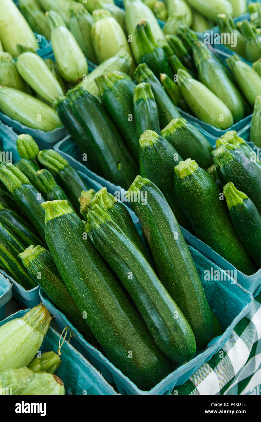 Green summer squash hi-res stock photography and images - Alamy