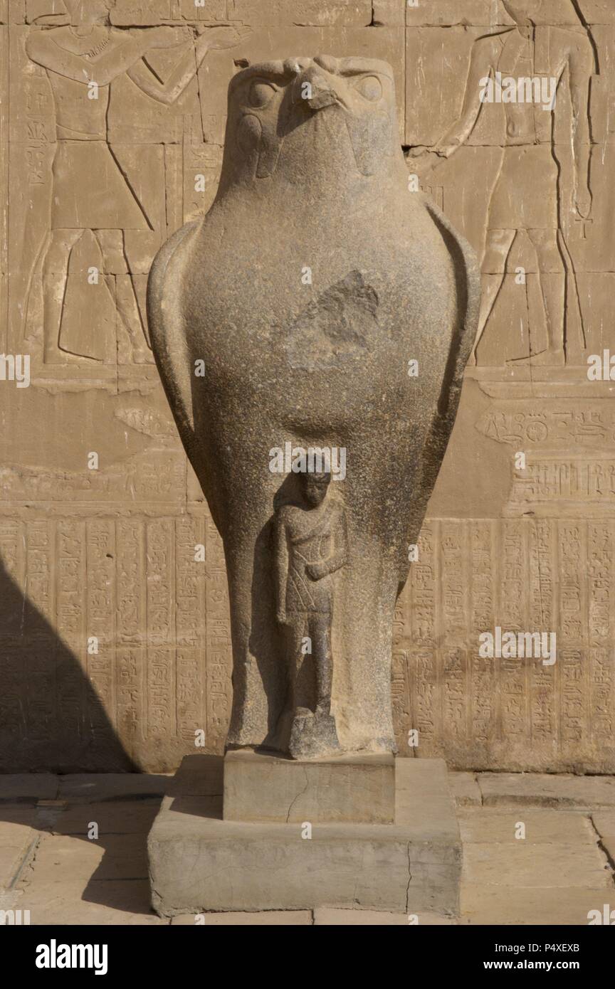 Statue of Horus. Temple of Horus. Edfu. Egypt Stock Photo - Alamy