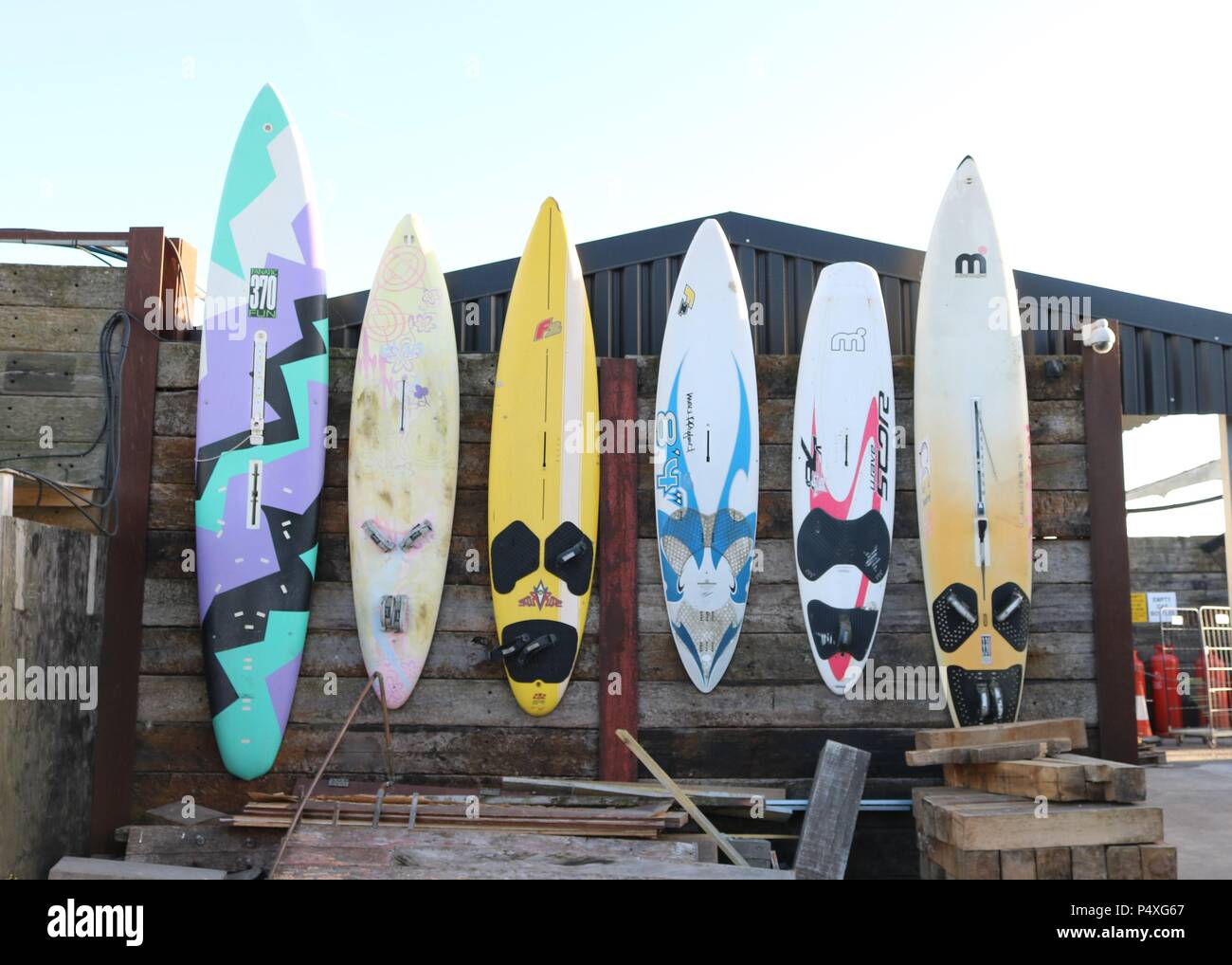Wave on harbour wall hi-res stock photography and images - Alamy