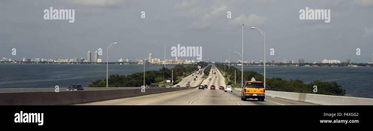 Circulación en la AUTOPISTA 195, PUENTE QUE UNE MIAMI con MIAMI BEACH ...