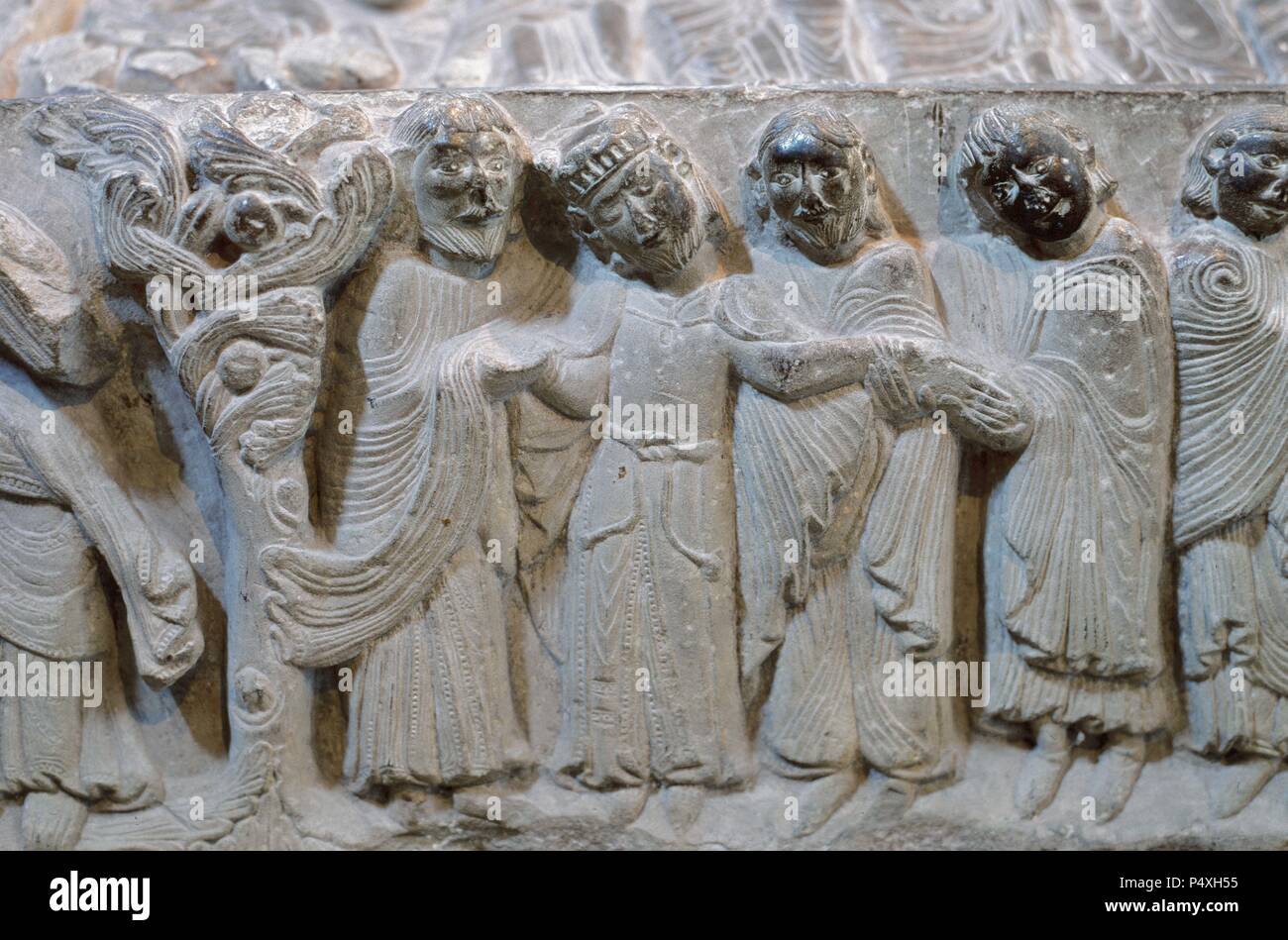 Queen crown 12th century hi-res stock photography and images - Alamy