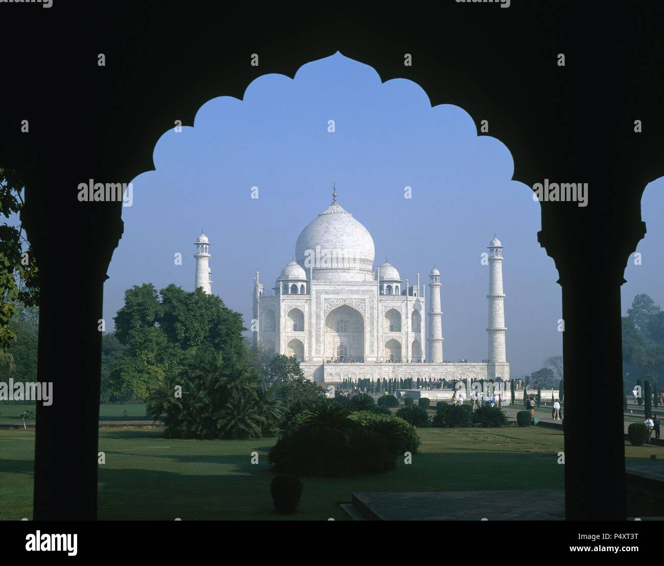 INDIA. AGRA. Vista del TAJ MAHAL. Mausoleo construido por el arquitecto ...