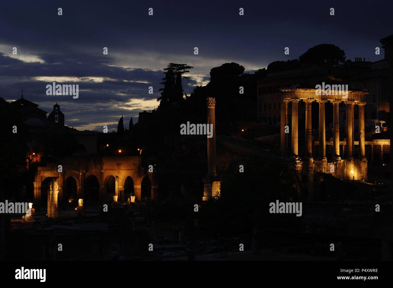 Italy. Rome. Roman Forum. Night view Stock Photo - Alamy