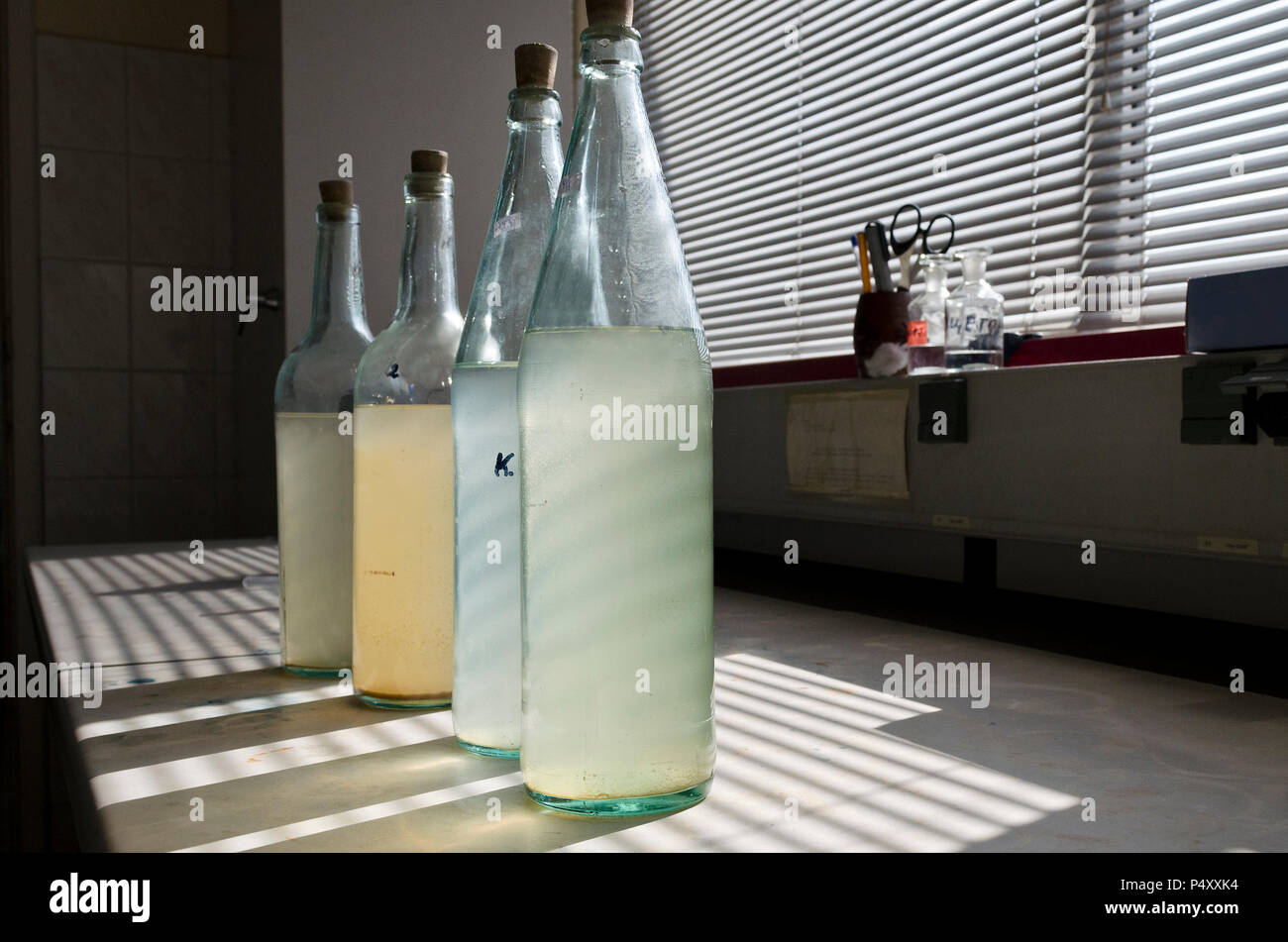 Laboratory equipment waste hi-res stock photography and images - Alamy