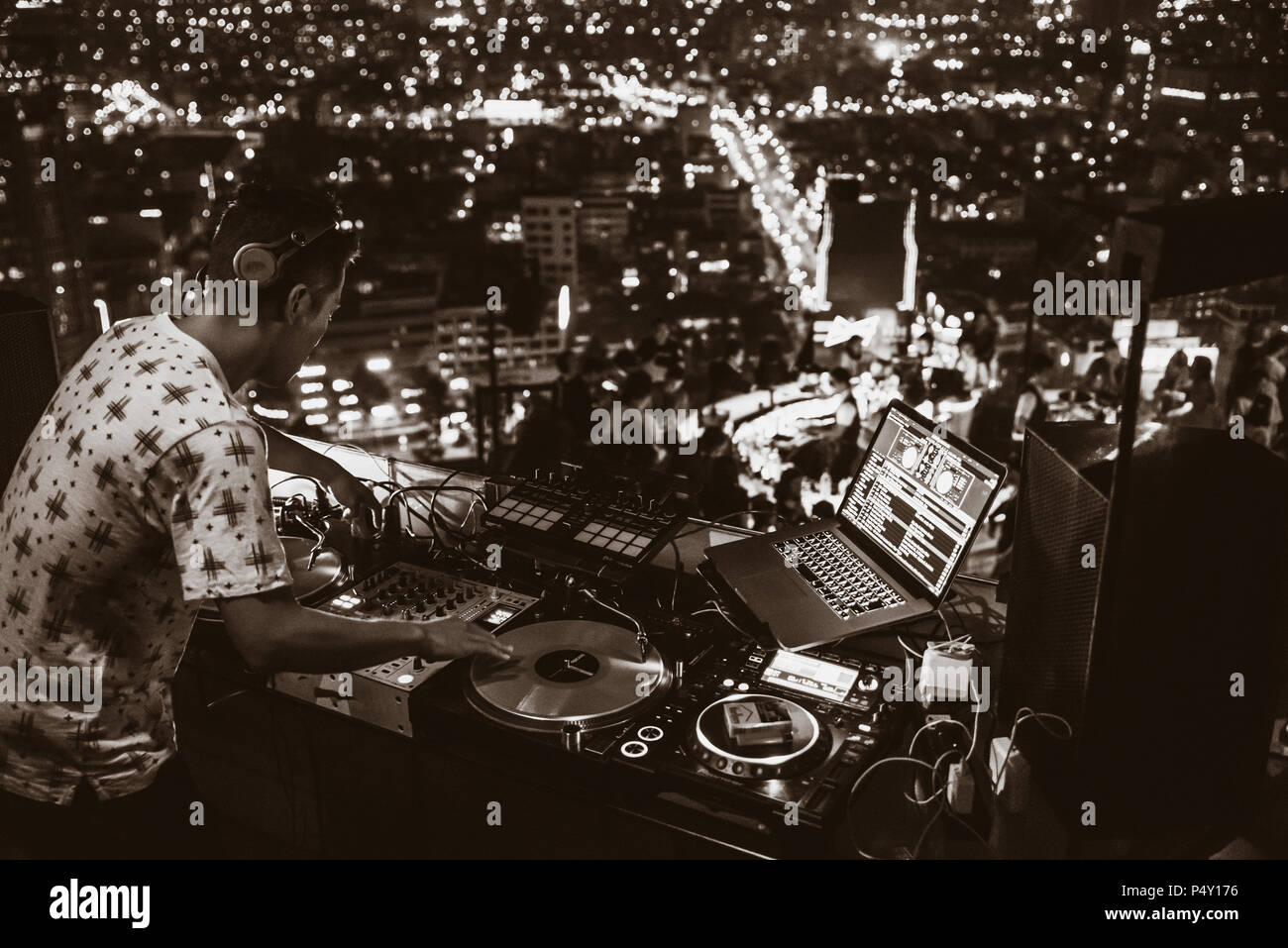 People outdoor party dj hi-res stock photography and images - Alamy