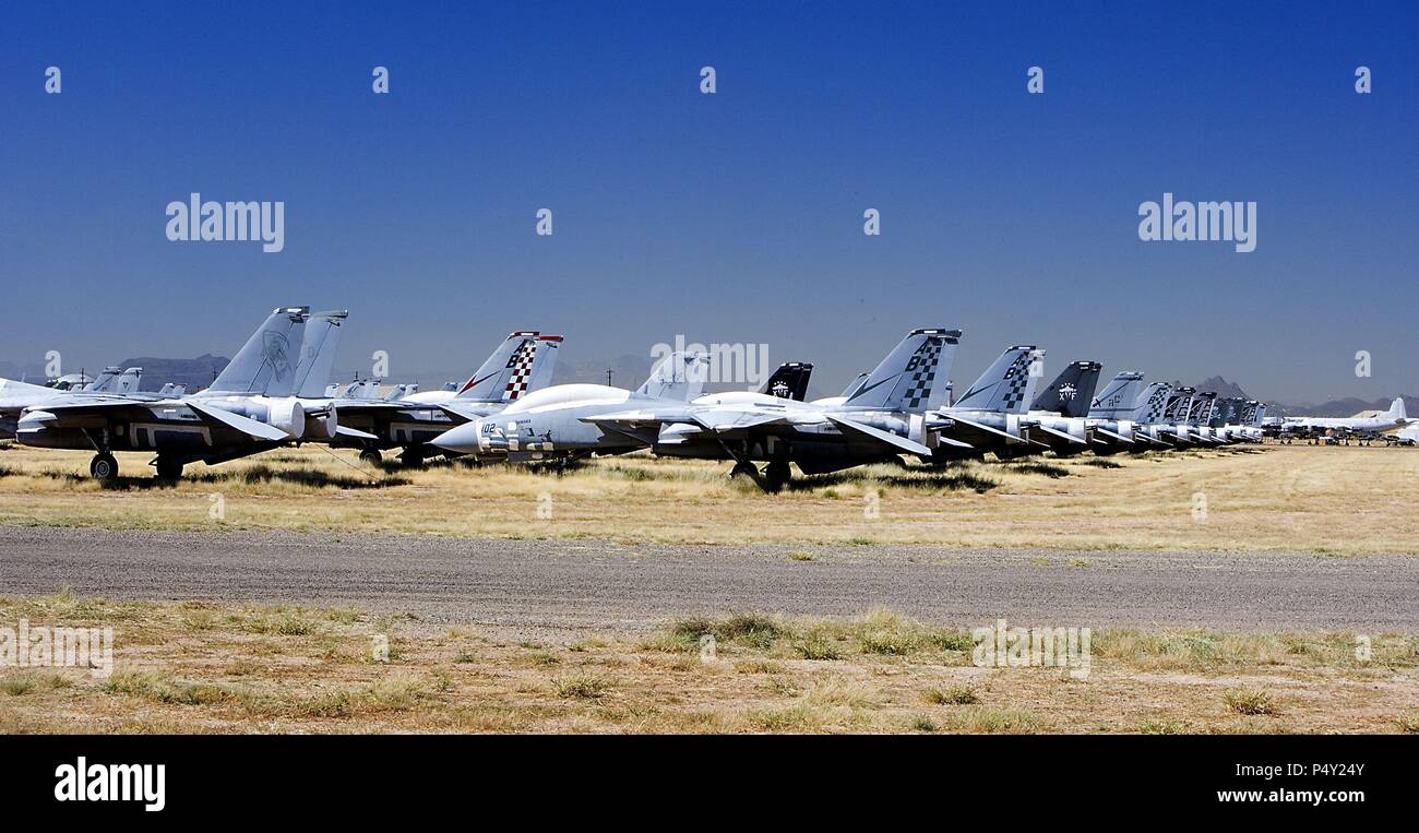 BASE AEREA DAVIS-MONTHAN. Vista de algunos aviones. Cercanías de Tucson ...