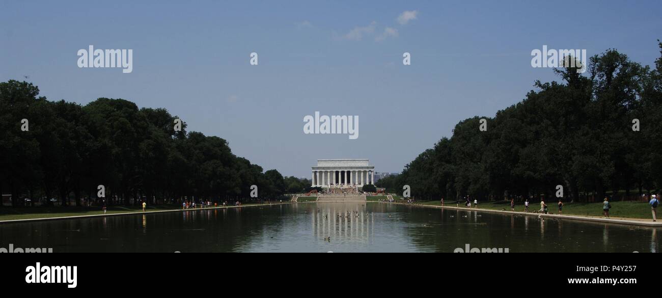 United States. Washington D.C. Reflecting Pool and the Lincoln Memorial ...