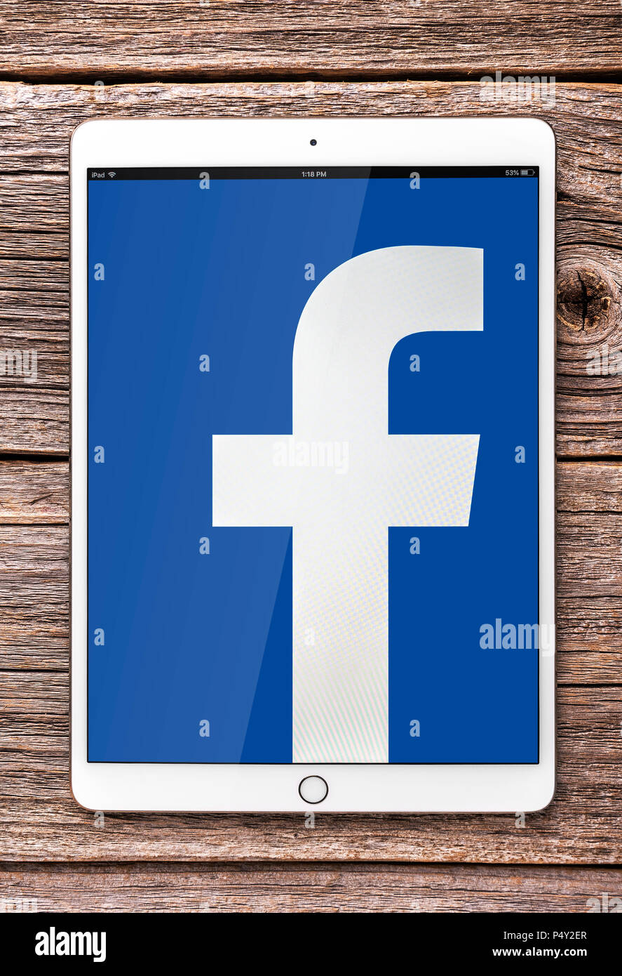 Ipad pro social network facebook hi-res stock photography and images ...