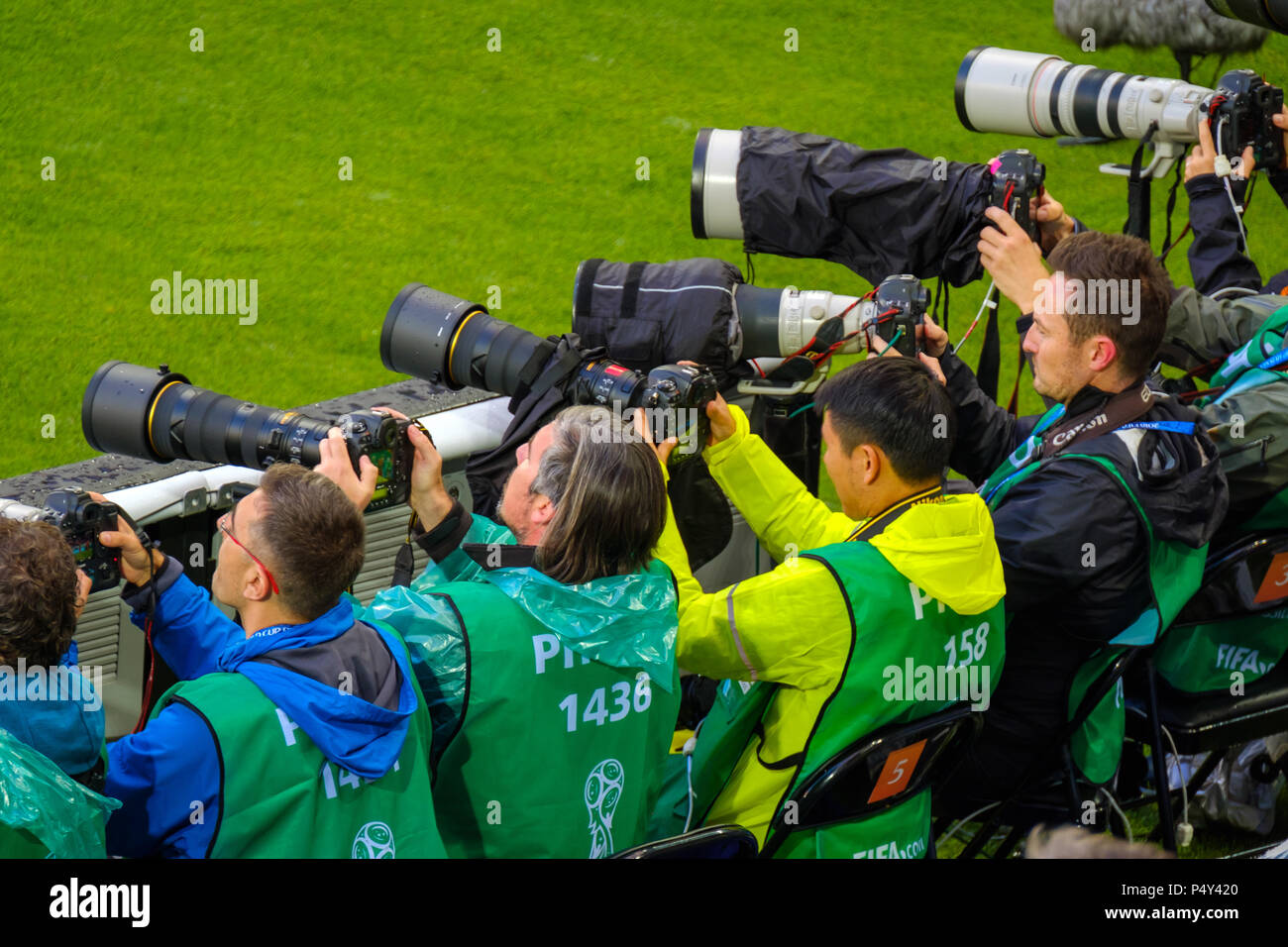 Sports photographer football match hi-res stock photography and images ...