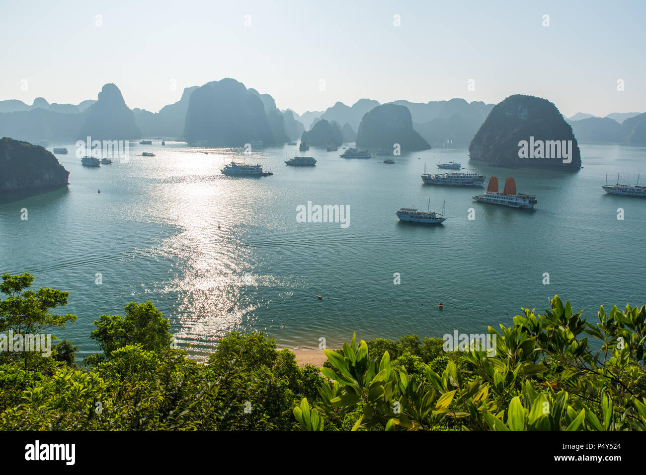 Ti top island beach vietnam hi-res stock photography and images - Alamy