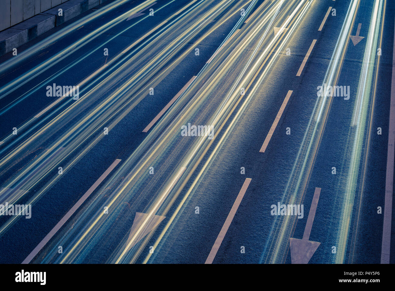 Car streak lights on the road at nightЦ!ыв0ь2021-зфыы Stock Photo - Alamy