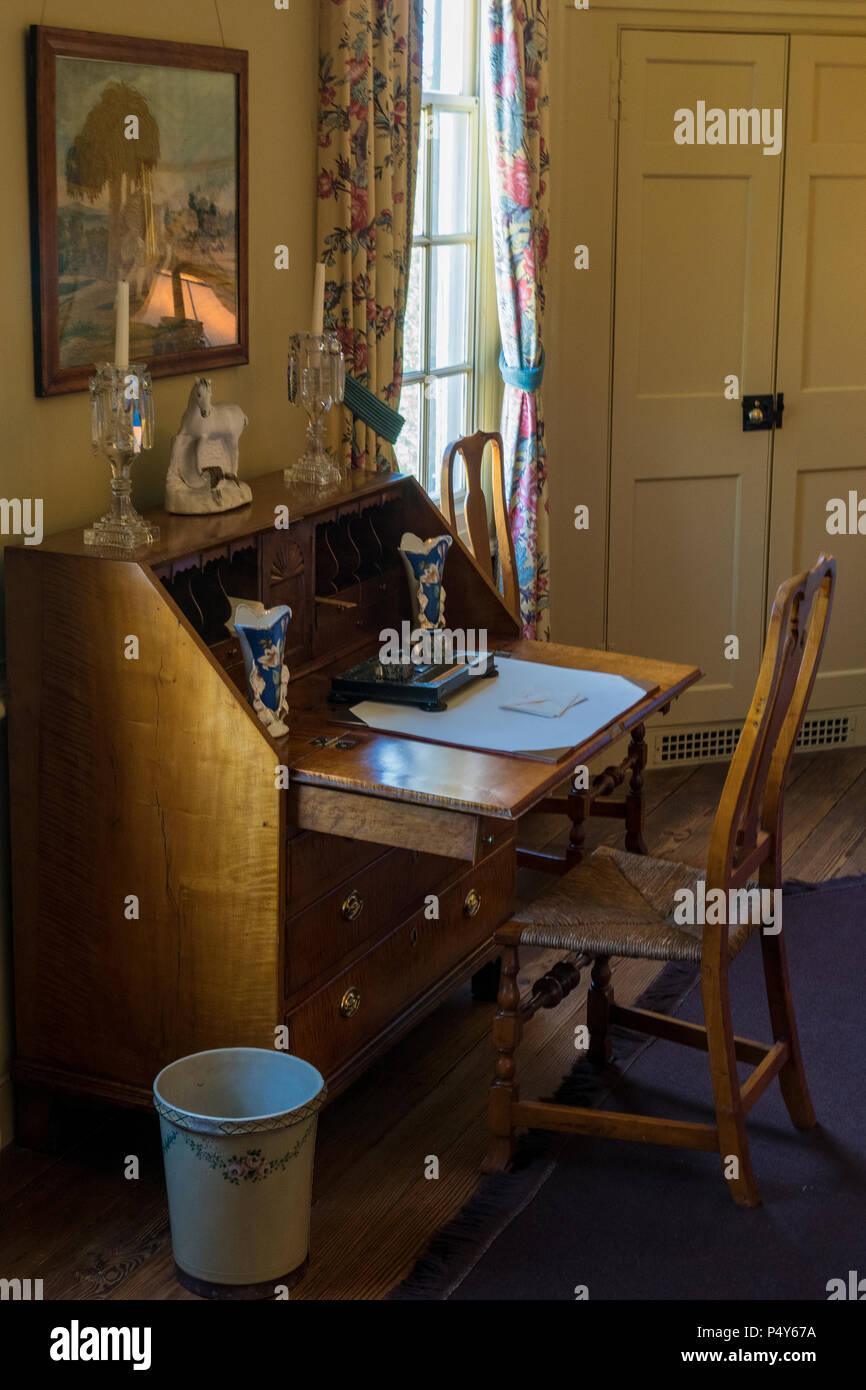 Williamsburg furnishings hi-res stock photography and images - Alamy
