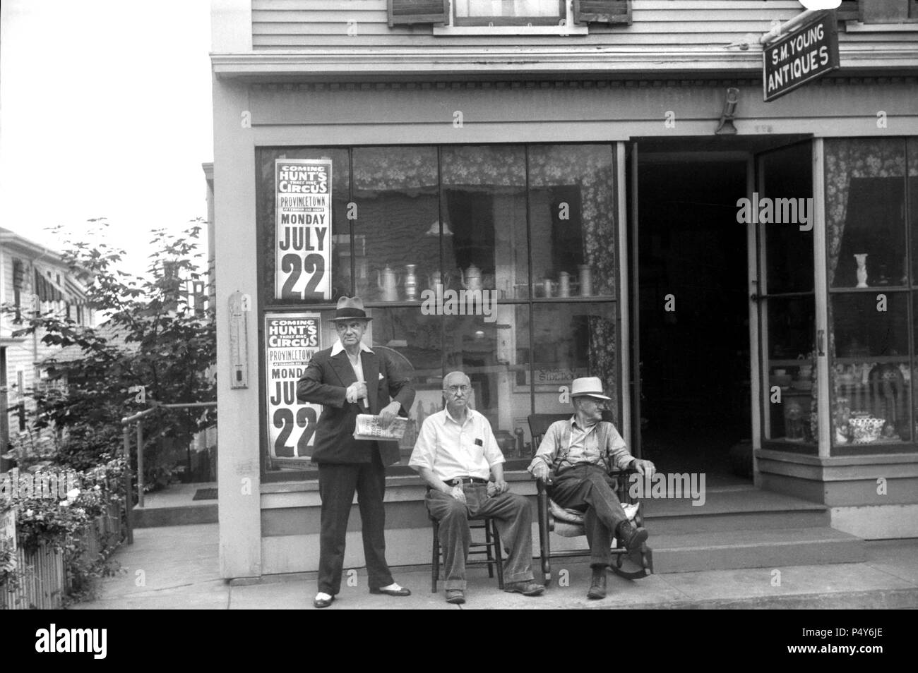 Shop front 1940s hi-res stock photography and images - Alamy