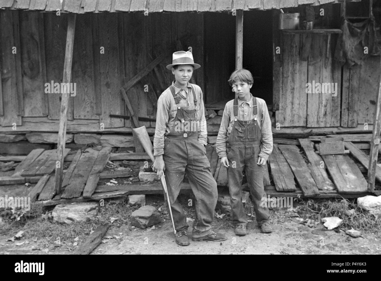 Children 1930s poor hi-res stock photography and images - Alamy