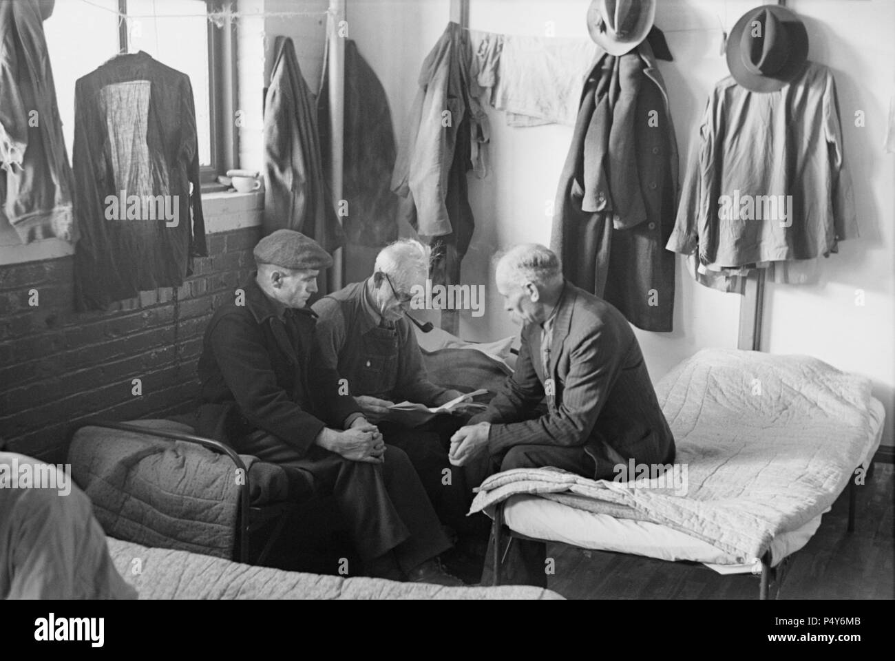 Homeless 1930s hi-res stock photography and images - Alamy
