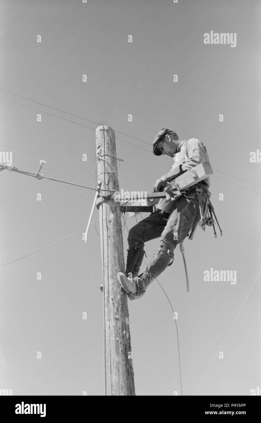 Vintage black 1940s telephone on hi-res stock photography and images ...