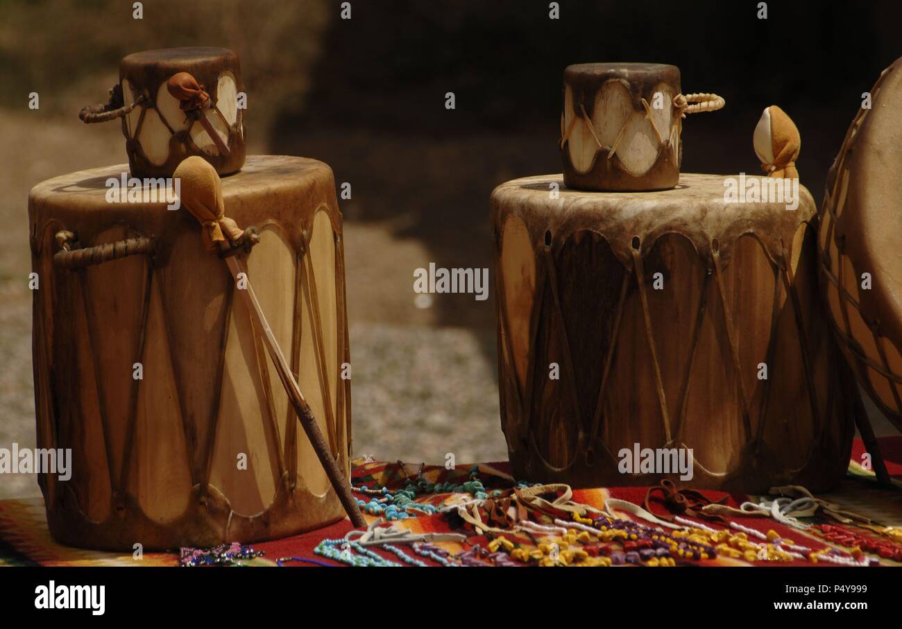 Indios de norteamerica instrumentos hi-res stock photography and images ...