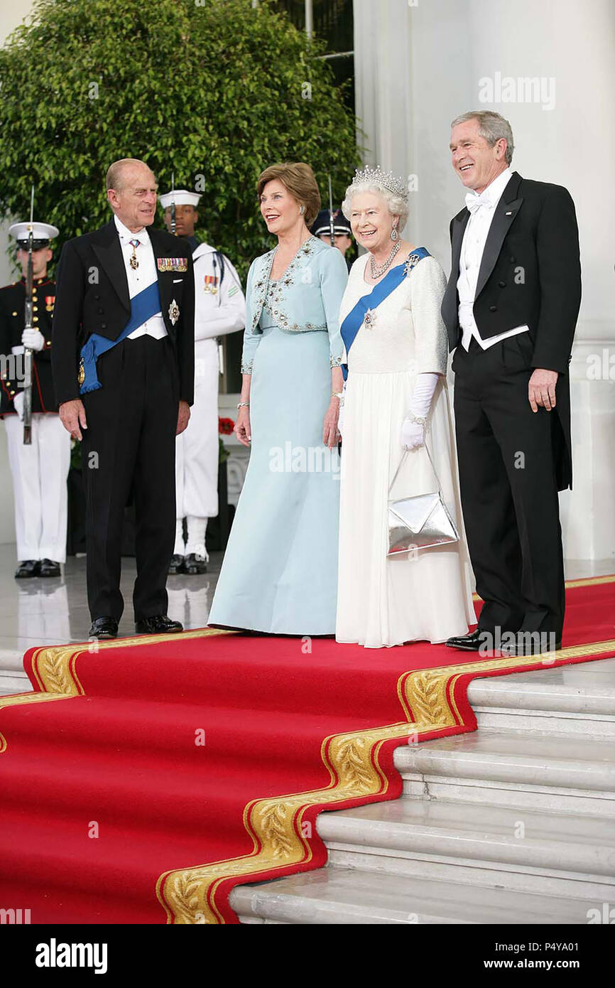 President George W. Bush and Mrs. Laura Bush welcome Her Majesty Queen ...