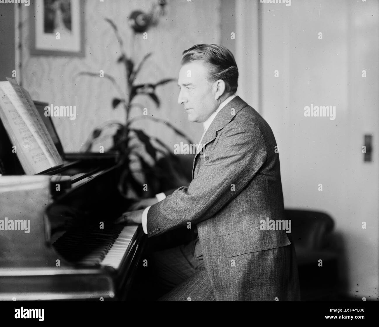 Tenor piano hi-res stock photography and images - Alamy