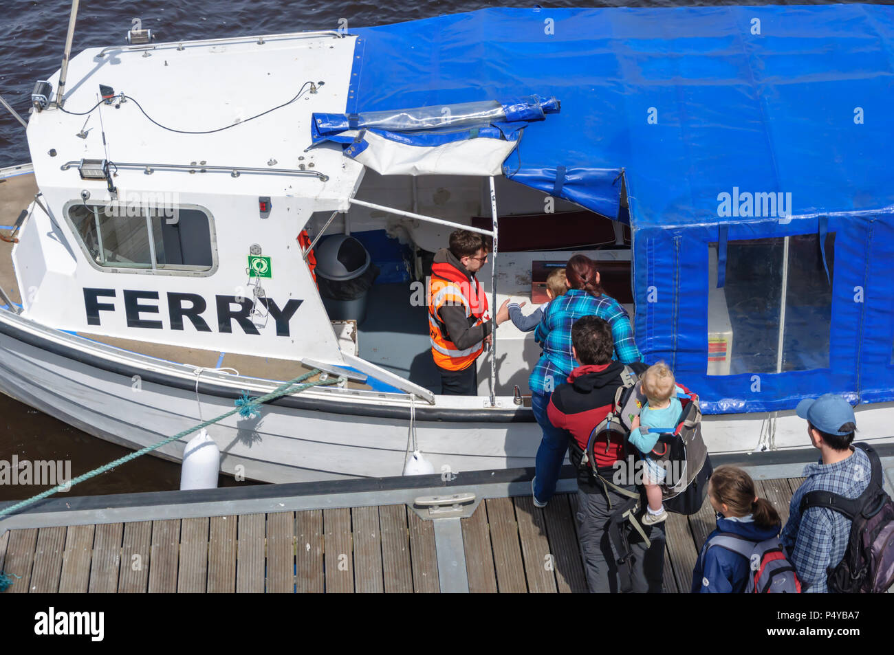 Glasgow, Scotland, UK. 23rd June, 2018. UK Weather. Passengers step ...