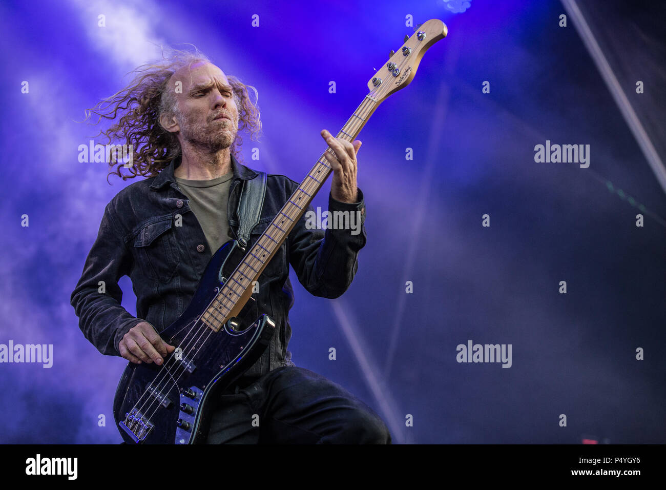 Mike dean bass hi-res stock photography and images - Alamy