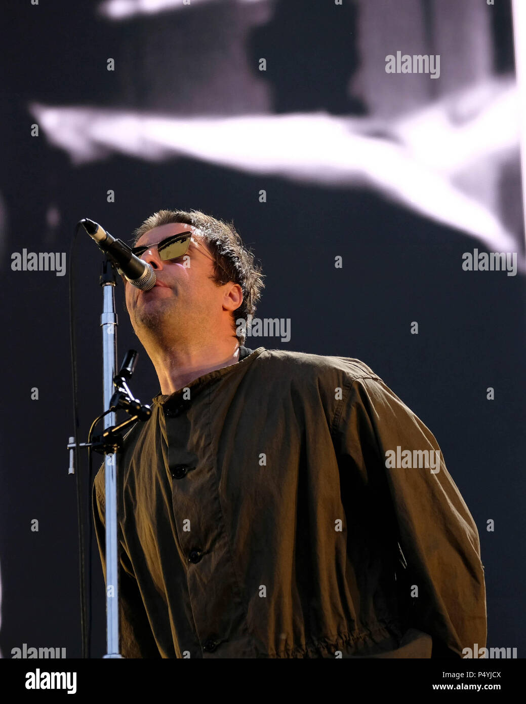 Liam gallagher oasis on stage hi-res stock photography and images - Alamy