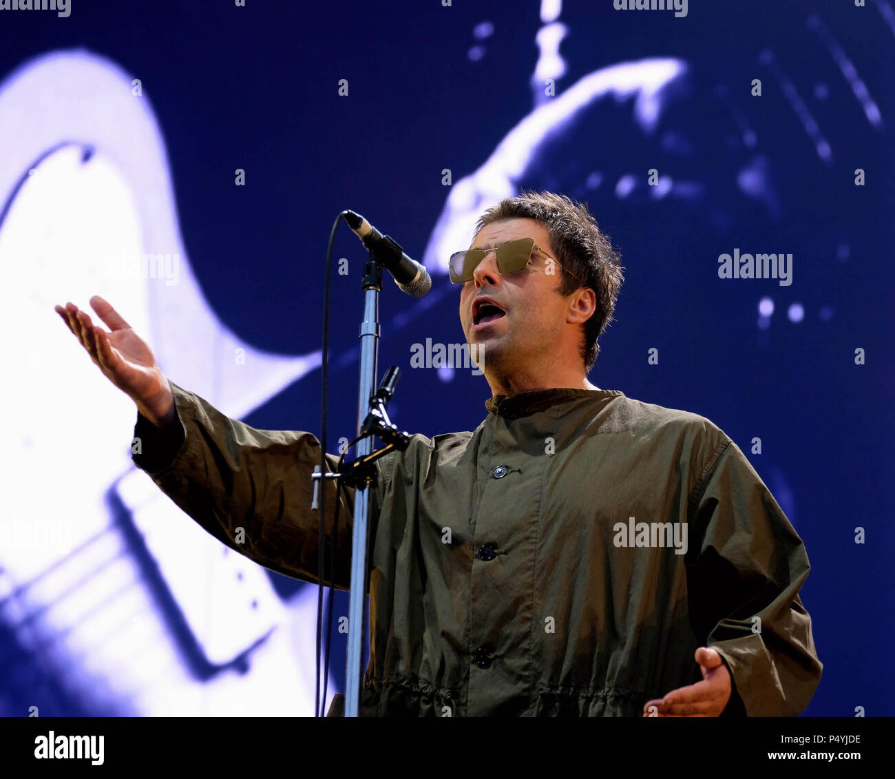 Liam gallagher oasis on stage hi-res stock photography and images - Alamy