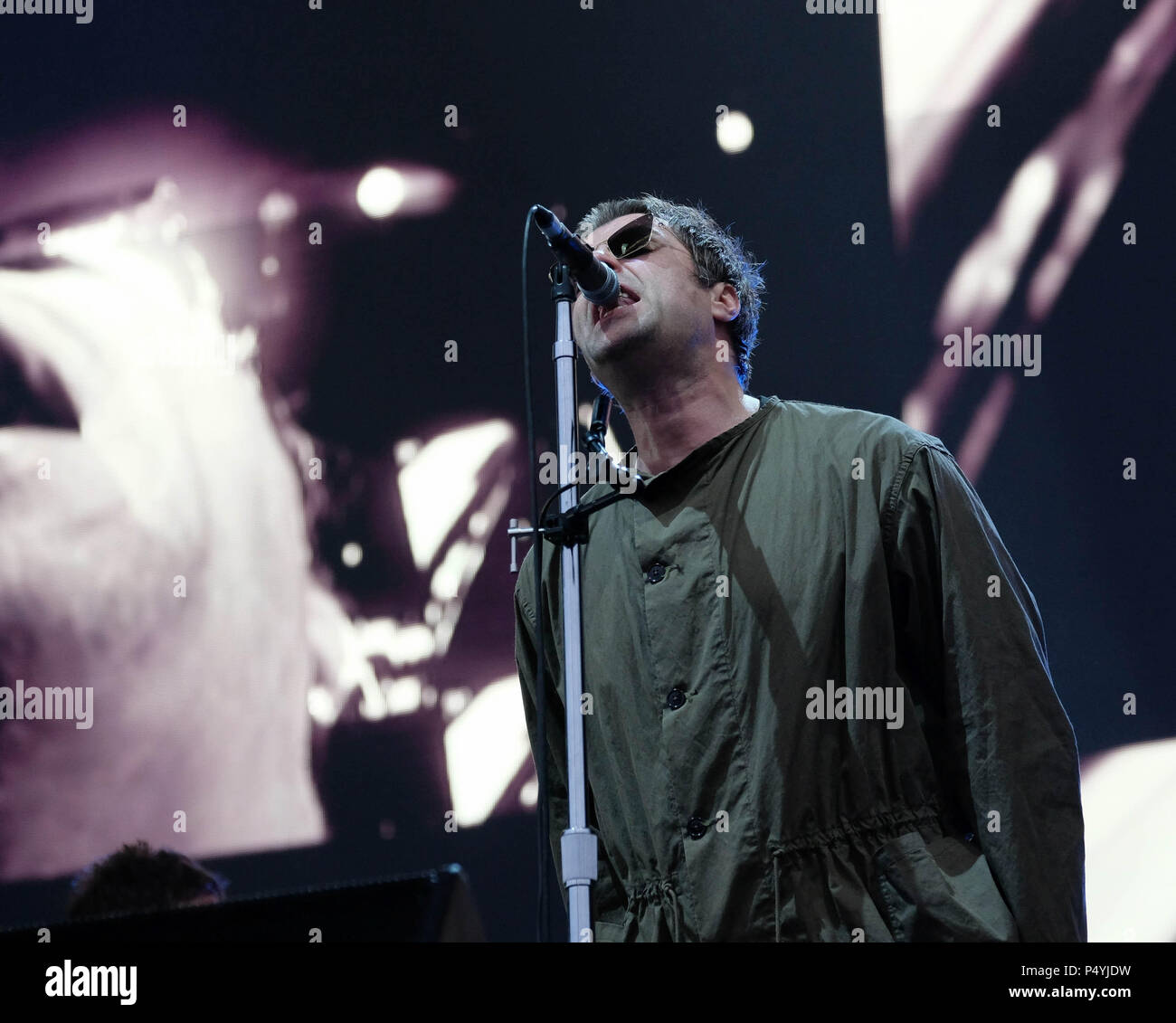 Liam gallagher oasis on stage hi-res stock photography and images - Alamy
