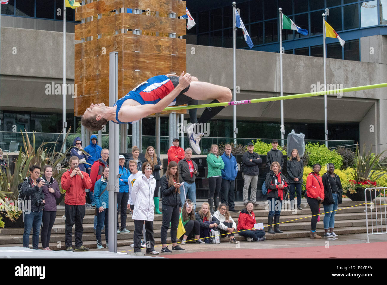 High jump mens hi-res stock photography and images - Alamy
