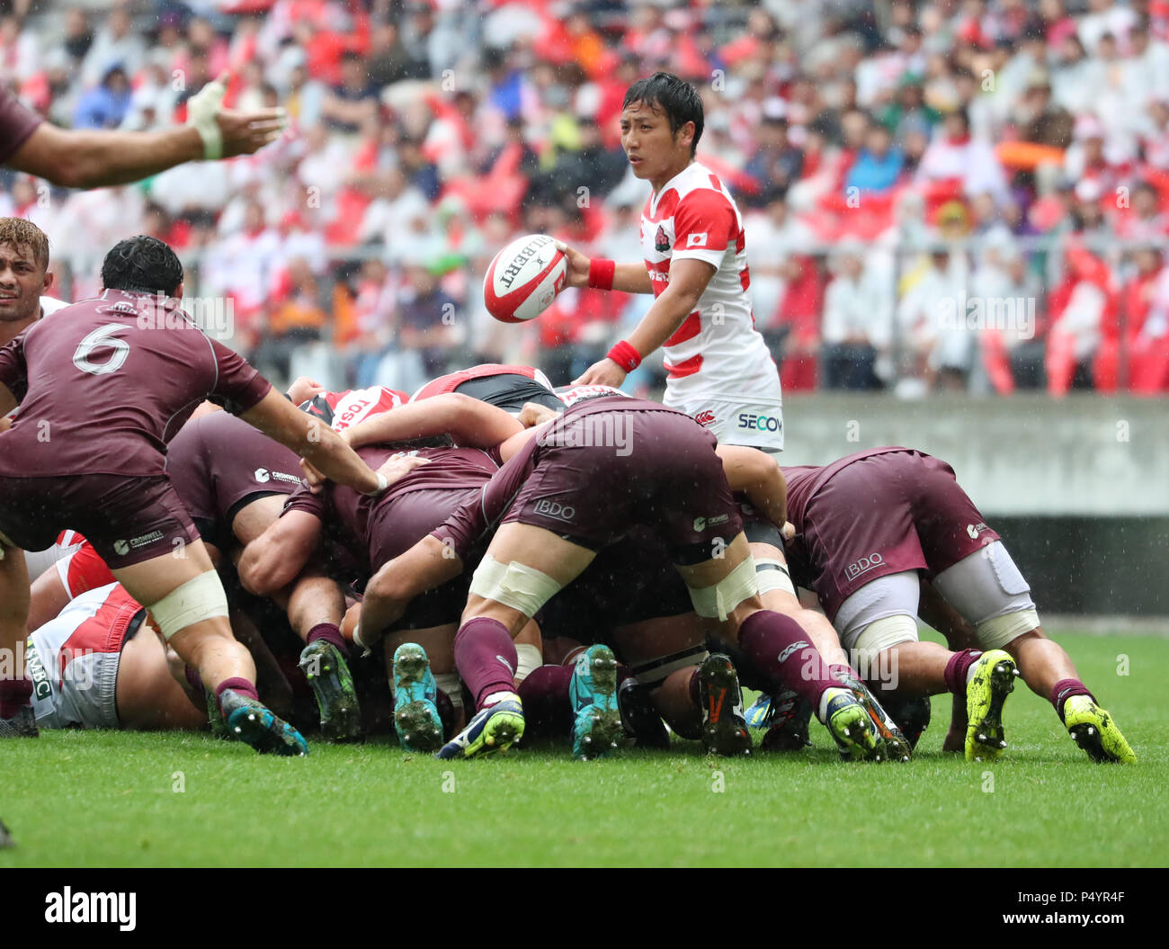 Toyota, Japan. 23rd June, 2018. Japan's Yutaka Nagare (R) inserts a ...