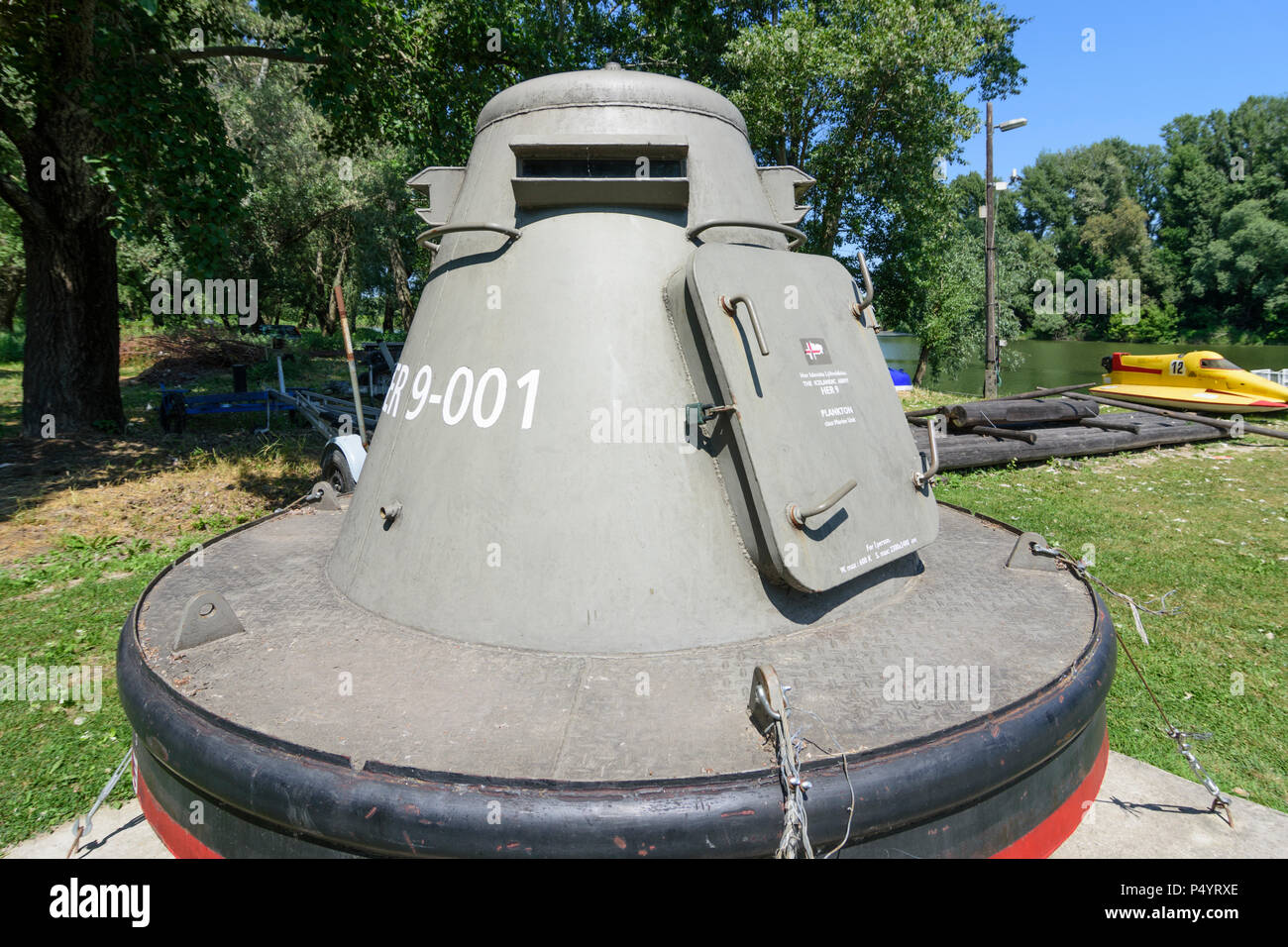 Neszmely (Nessmühl): Iceland Army HER 9 Plankton one man floating ...