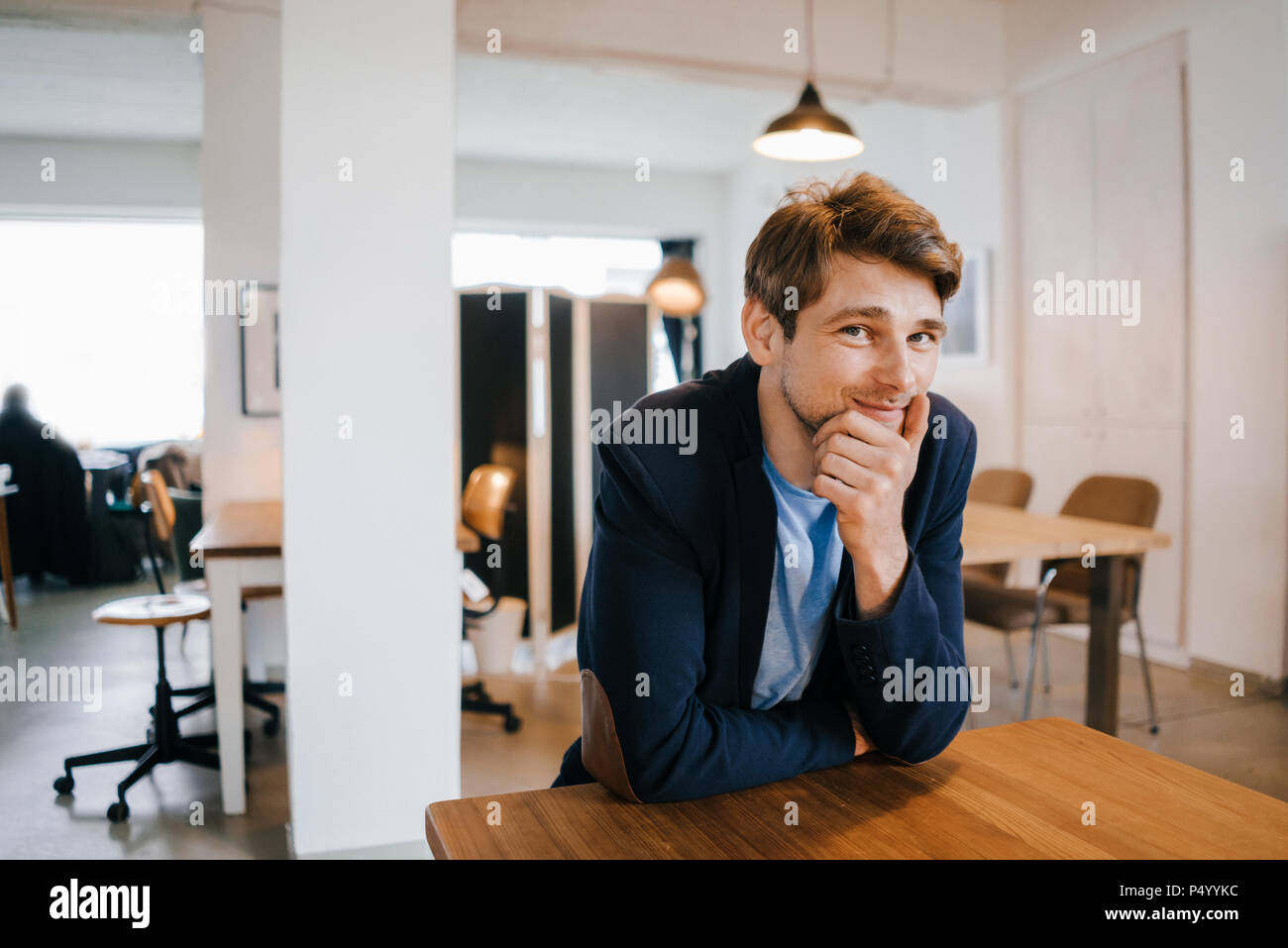 People sitting table tables hi-res stock photography and images - Alamy