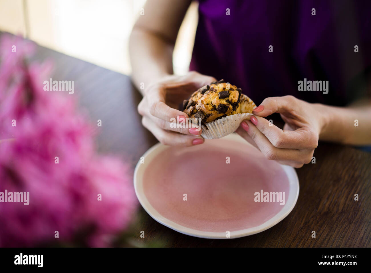 Womans hands holding muffin hi-res stock photography and images - Alamy