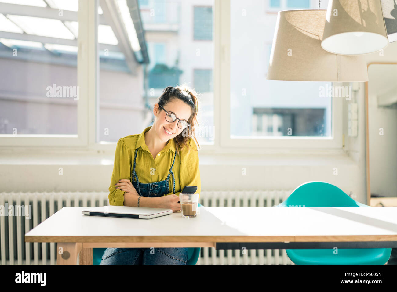 Freelancer desk hi-res stock photography and images - Alamy