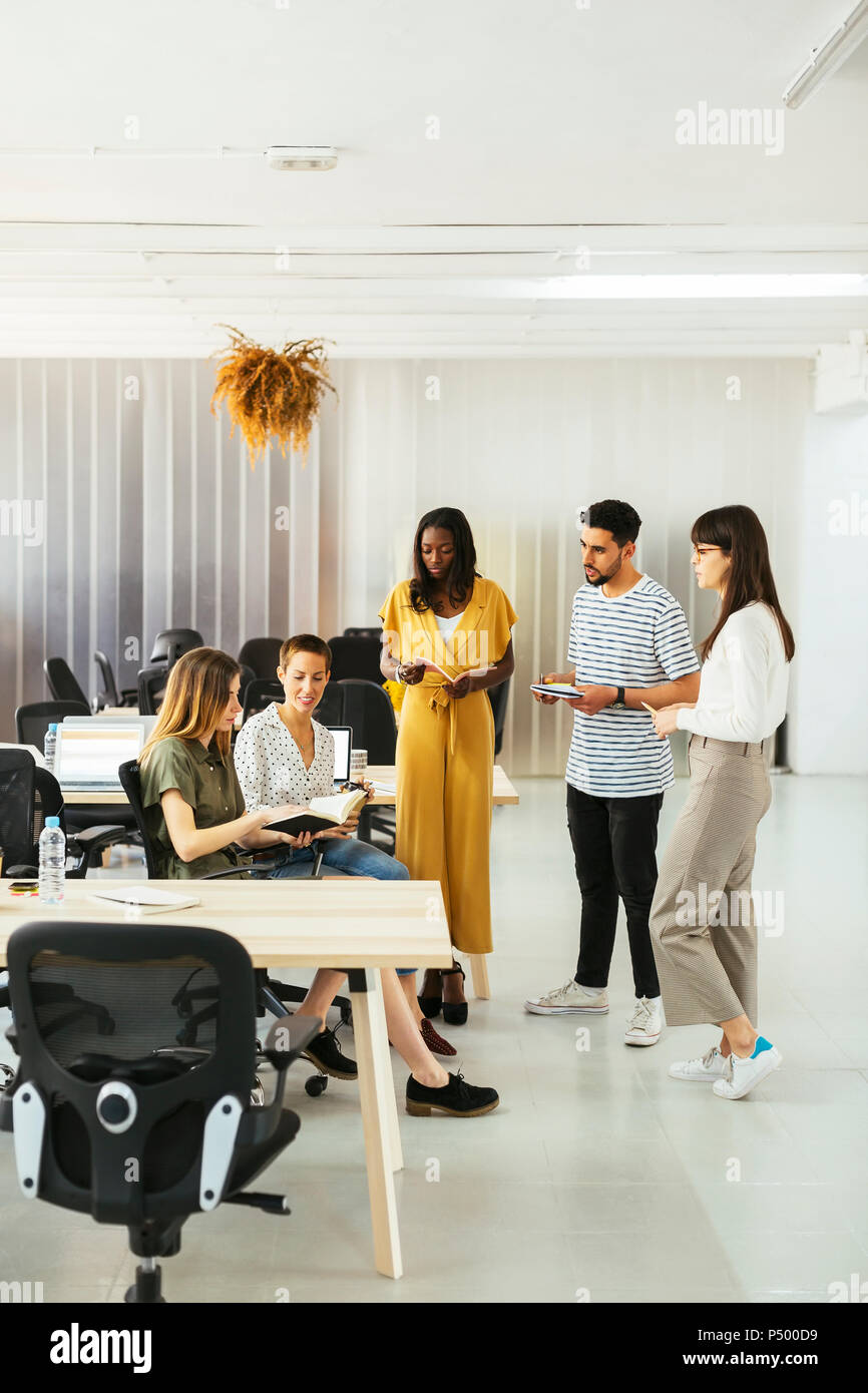 Brainstorming office hi-res stock photography and images - Alamy