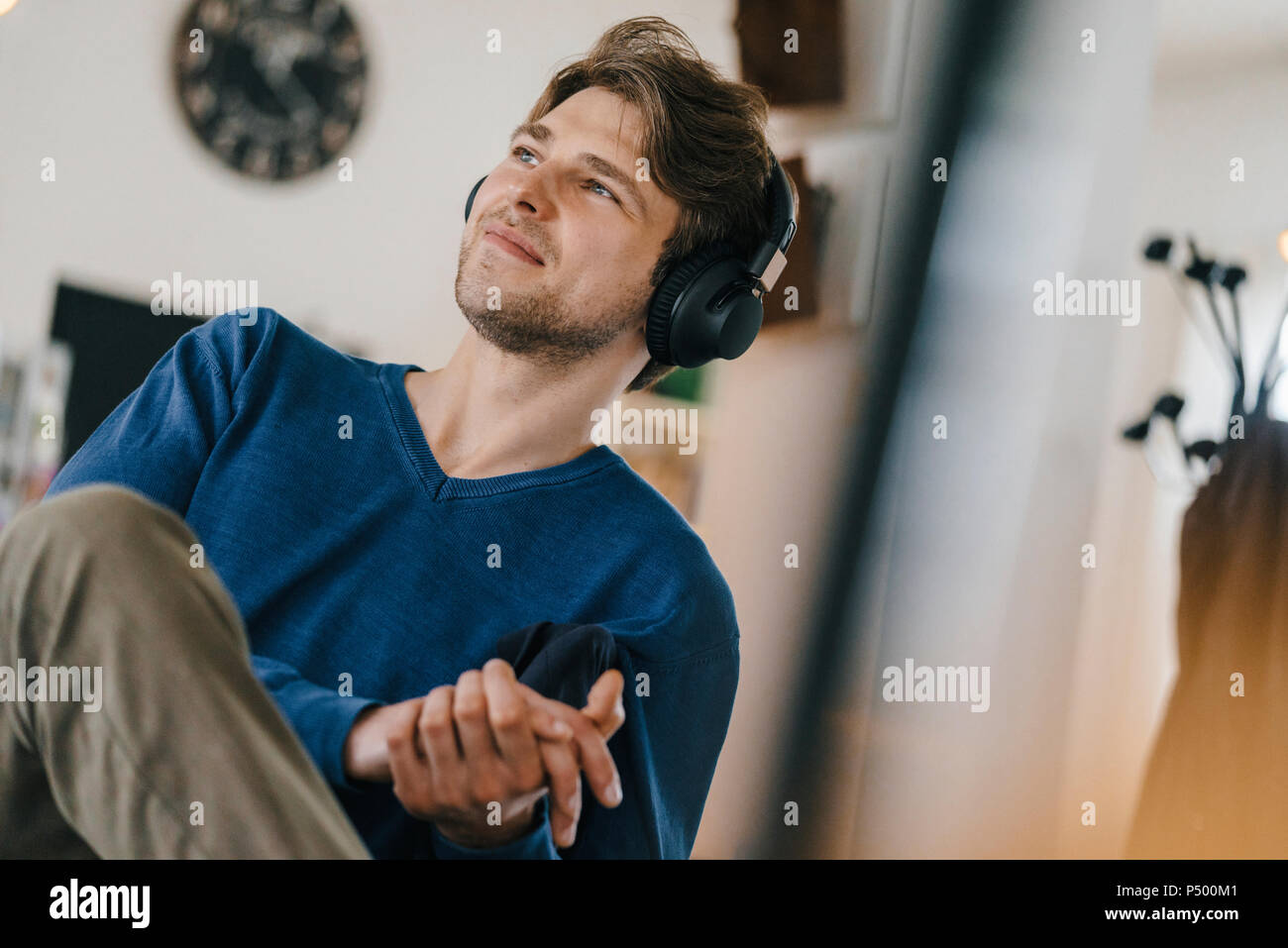 Smiling man cafe wearing headphones hi-res stock photography and images - Alamy