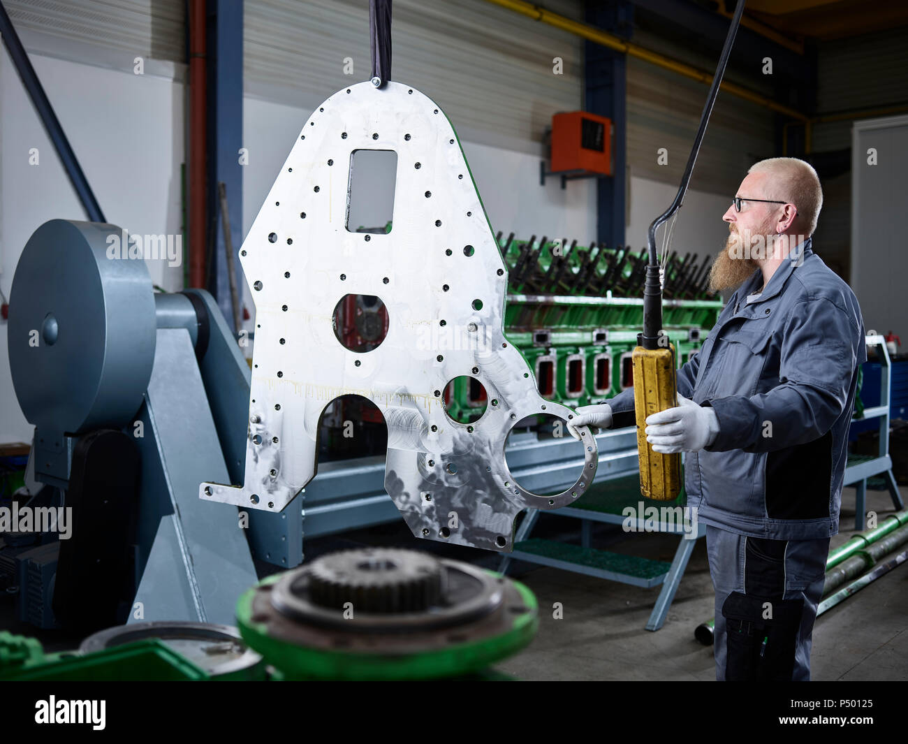Worker factory lifting metal plate crane hi-res stock photography and ...